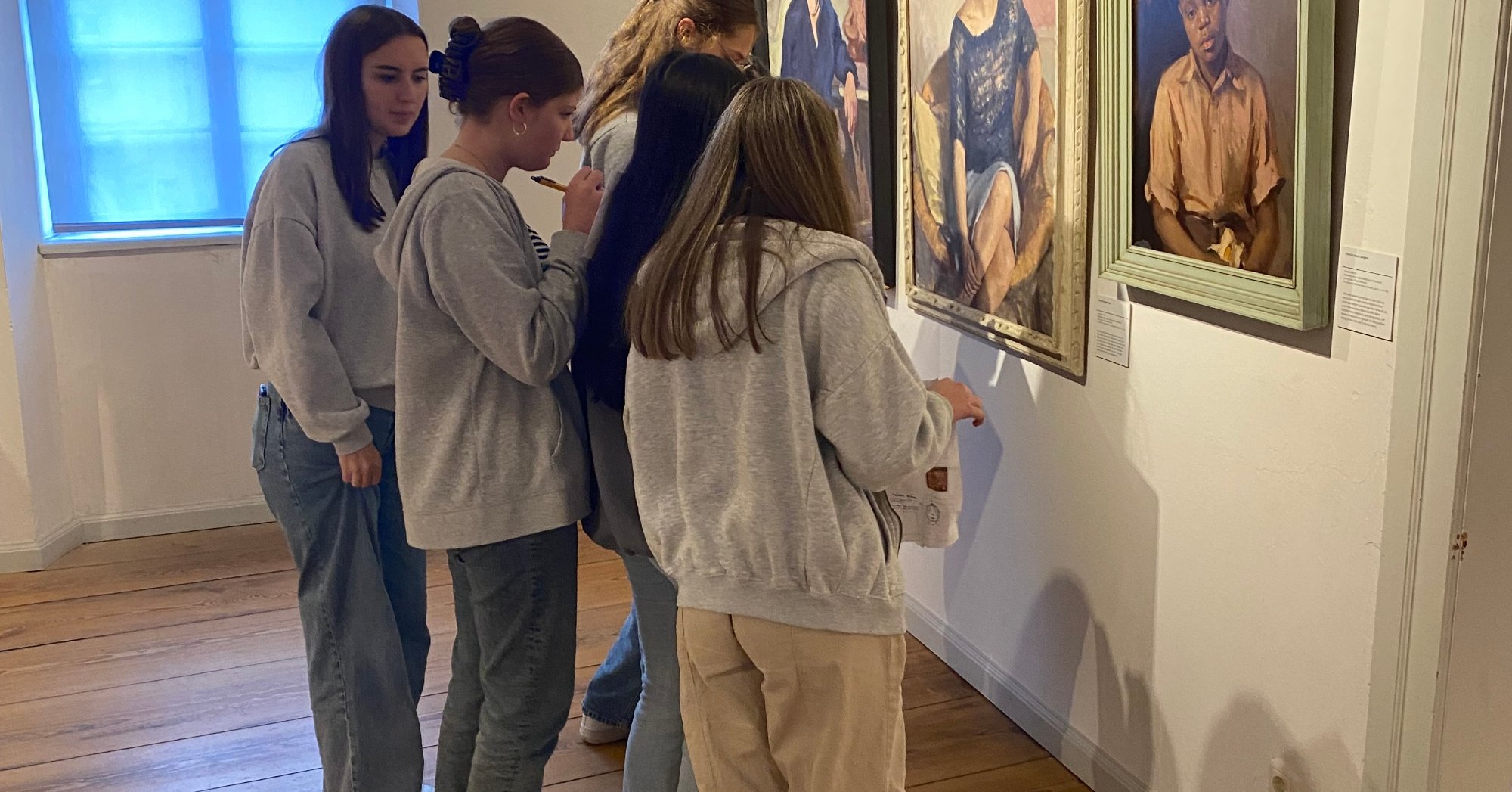 Maria-Ward-Schülerinnen besuchen "schuleigene" Ausstellung